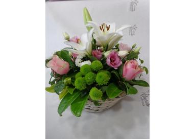 Composition de lys et de roses